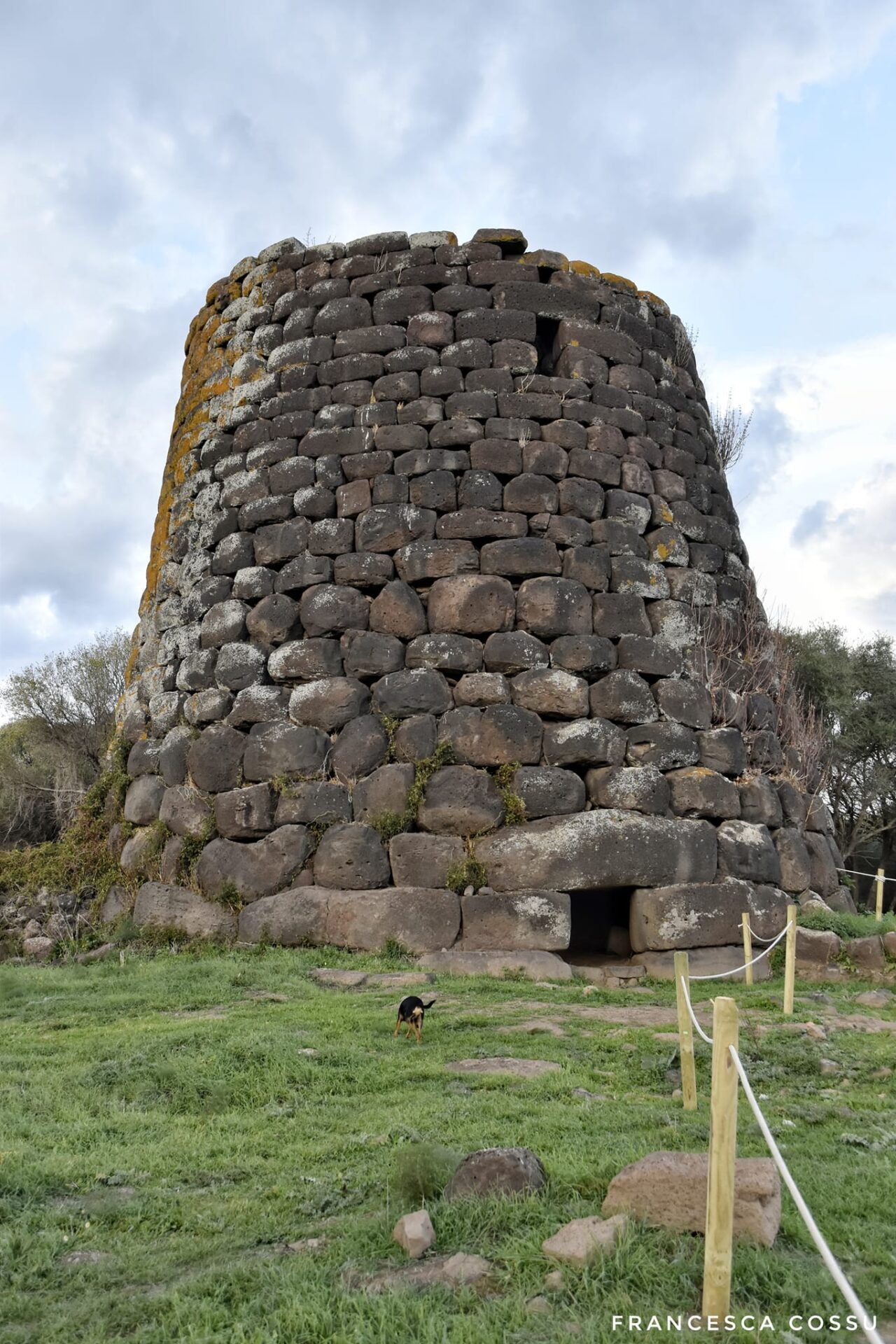 The entrance to the nuragic tower - La Sardegna verso l'Unesco